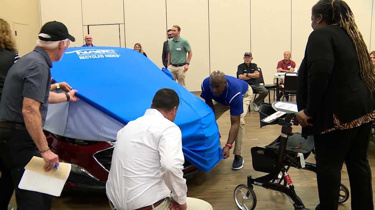 Veteran recieves a car in emotional unveiling ceremony