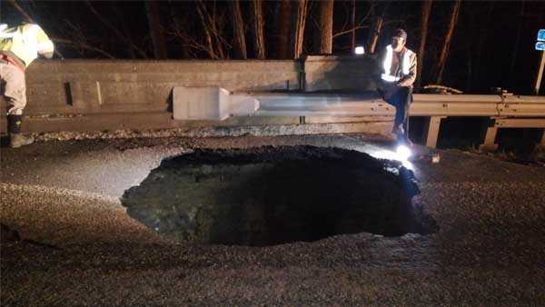 Massive 20-foot-deep hole swallows SE Indiana road
