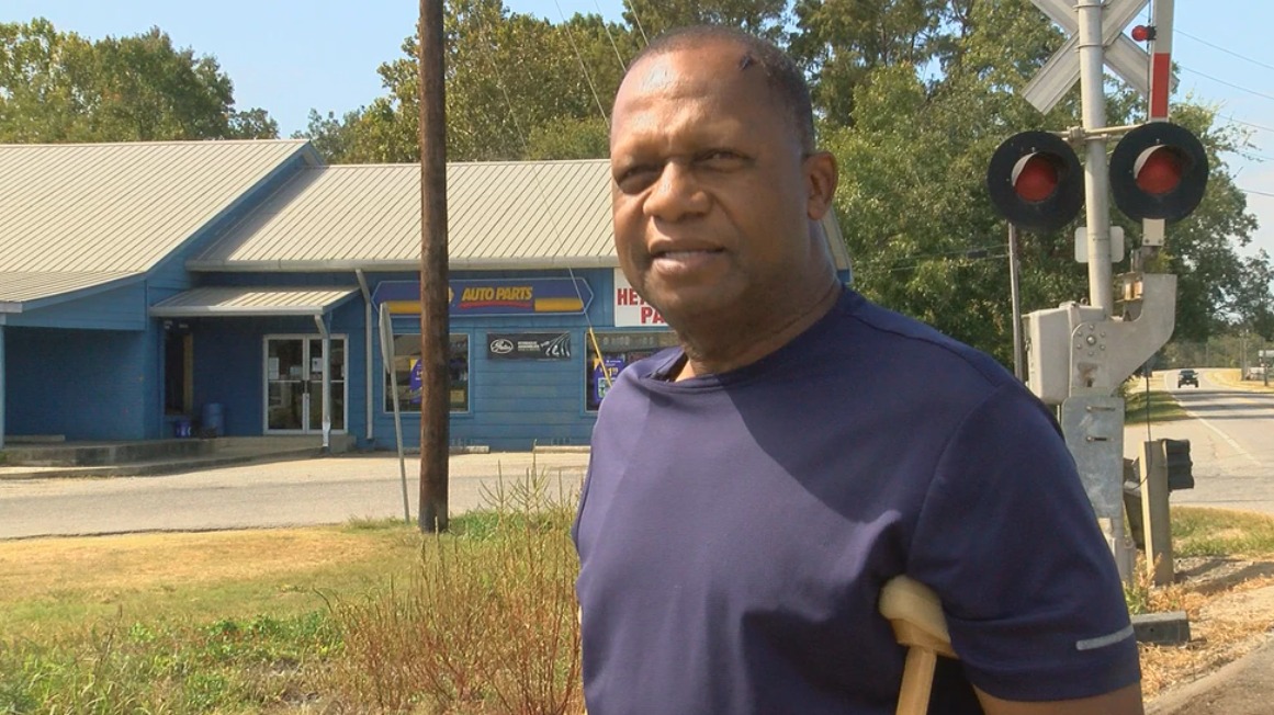 Georgia mayor rescues 3 kids and their mother before train crash