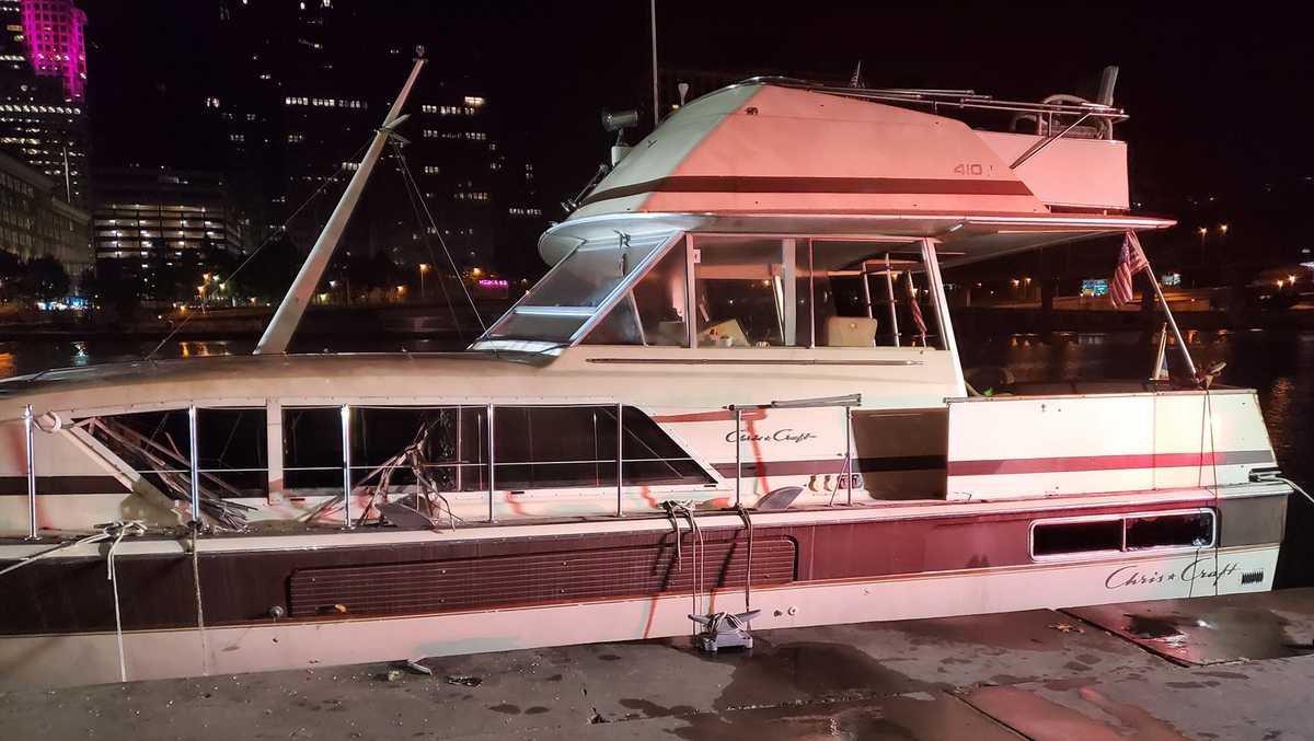 Houseboat fire on Allegheny River in Pittsburgh