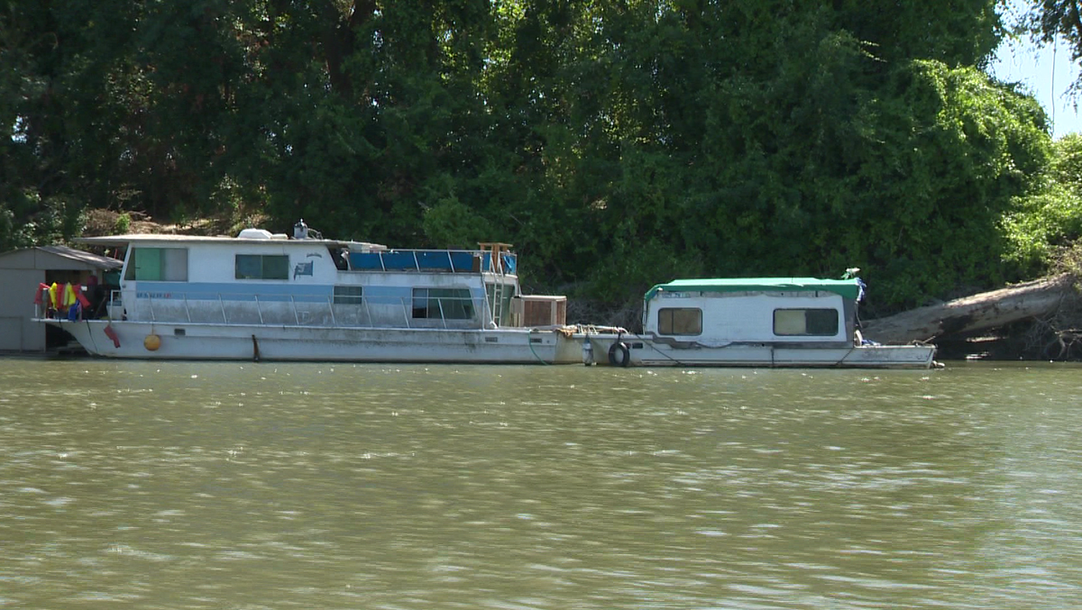 Homeless turn to abandoned boats on Sacramento River