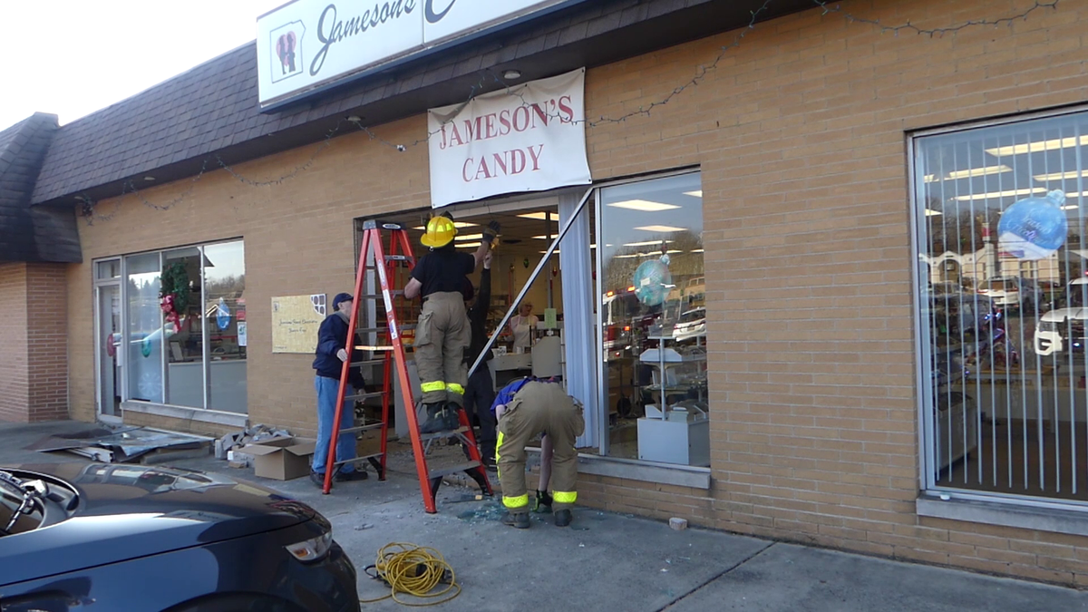 Vehicle crashes into candy store in Lawrence County