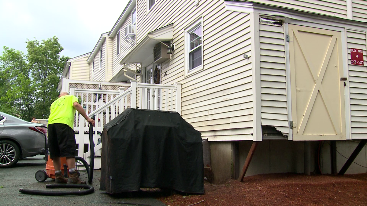 Lightning strikes Londonderry, New Hampshire townhouse Lightning strikes Londonderry, New Hampshire townhouse