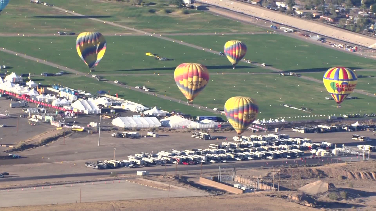 Balloons lift off in 'unofficial' kickoff to Balloon Fiesta