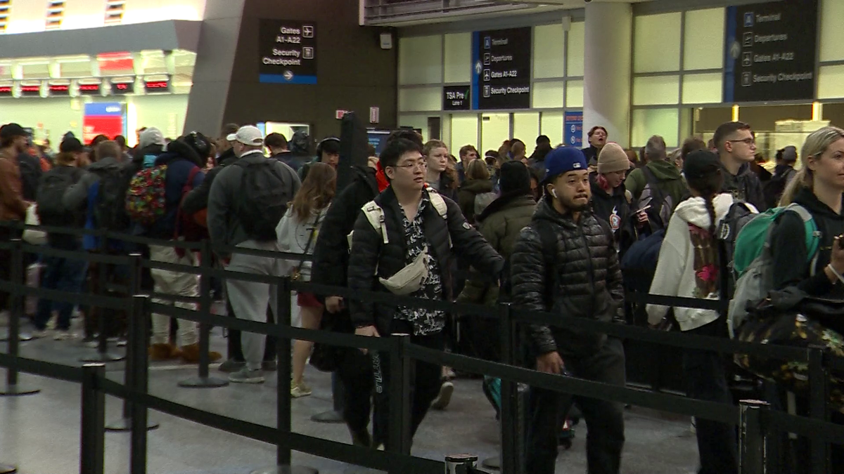TSA lines long at Logan for Thanksgiving travelers