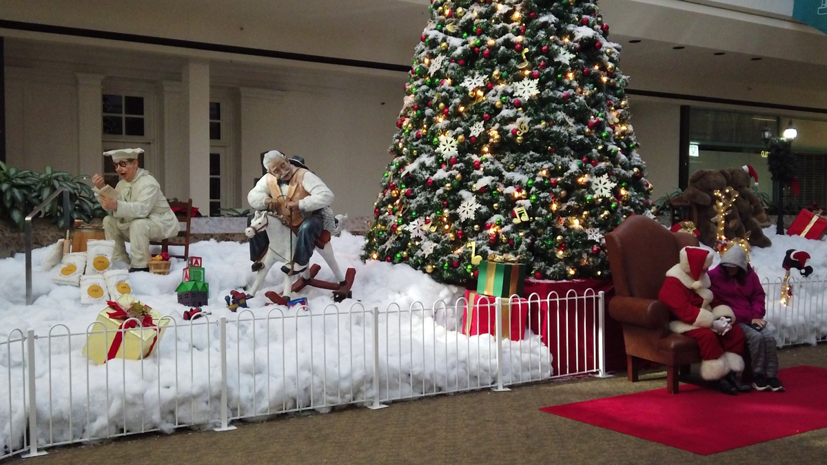 Santa in Glen Burnie mall is lonely with less visitors this year