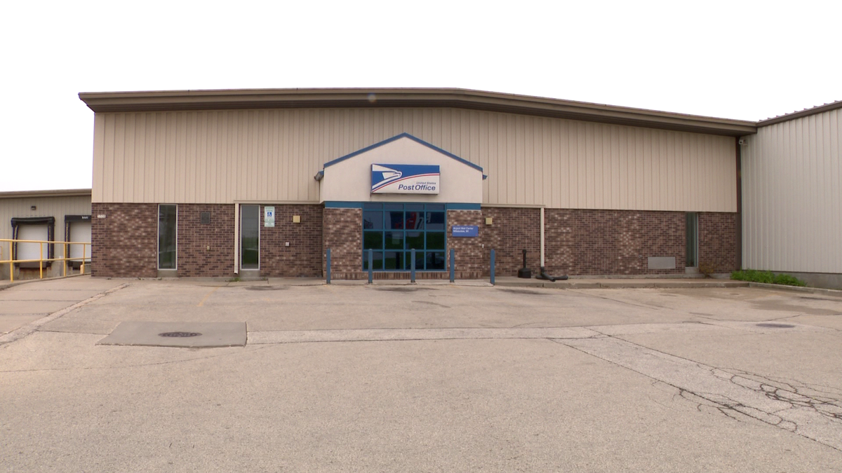 Busy Milwaukee post office relocates