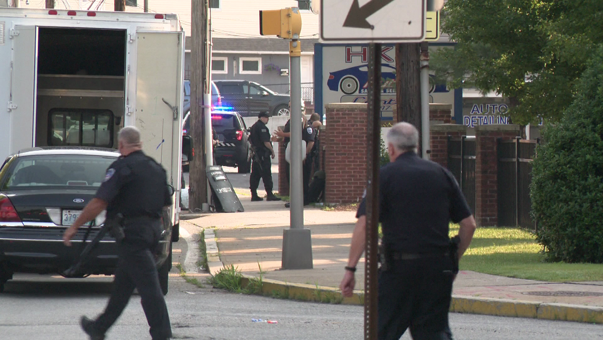 R.I. police officer shot in leg