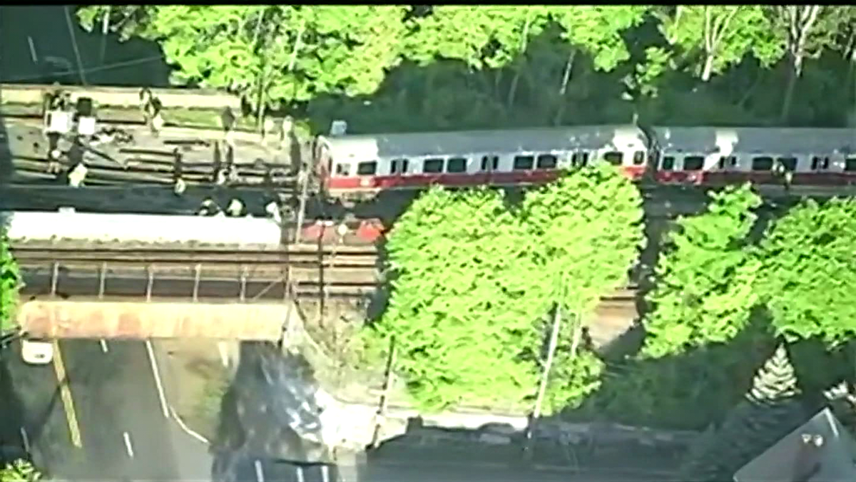 Rail service resumes after Red Line train derails