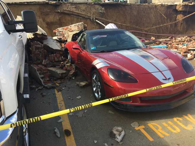 Retaining wall collapses in Vicksburg, lands on vehicles