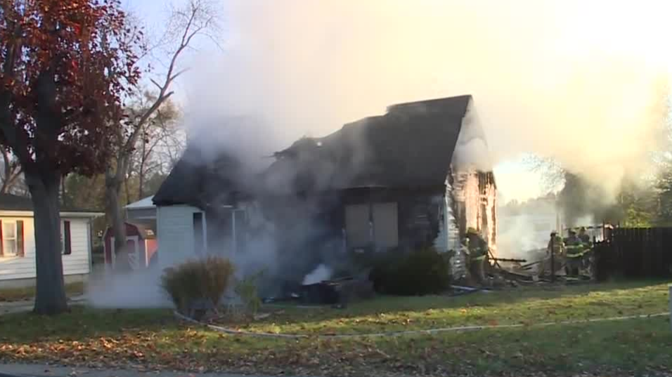 Crews battle Warren County house fire Wednesday morning