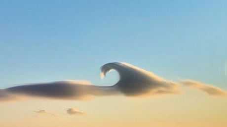 Hang loose: Rare 'wave cloud' forms over Mount Washington