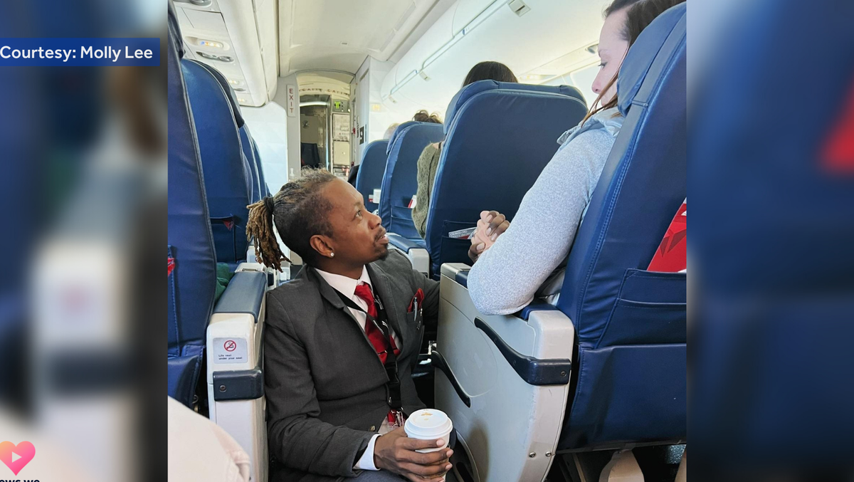 Photo shows flight attendant comforting woman scared on airplane