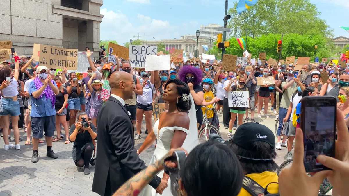 This couple's wedding first look happened in front of a Black Lives ...