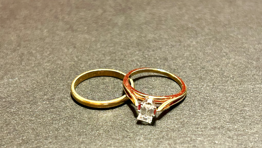 'Given in love': Donor drops wedding rings, note in red kettle