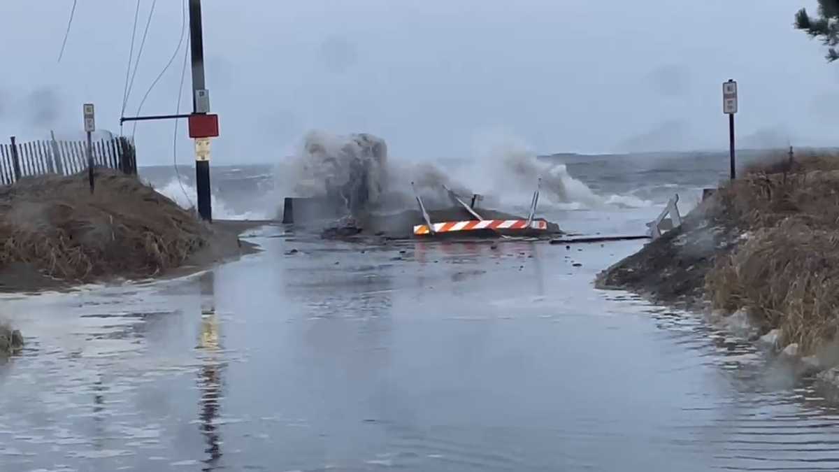 Powerful storm lashes Maine with hurricane-force winds