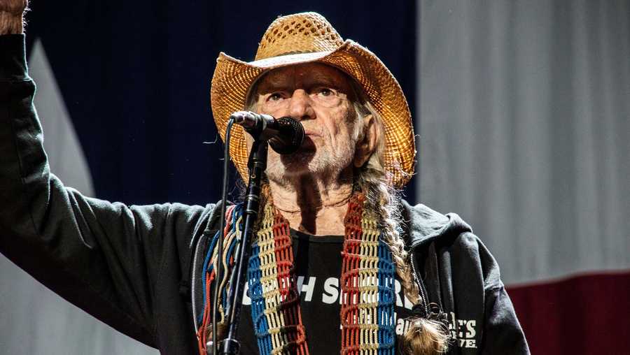 Willie Nelson returning to the Walmart AMP