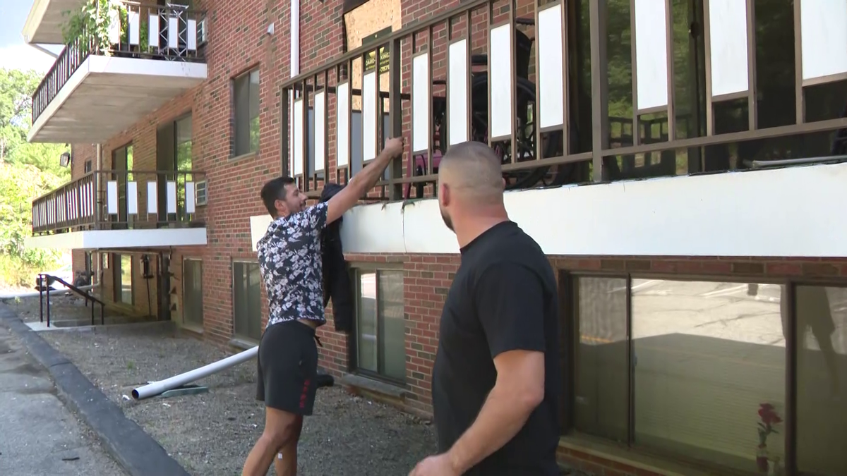 Cousins describe rescuing woman from burning apartment building