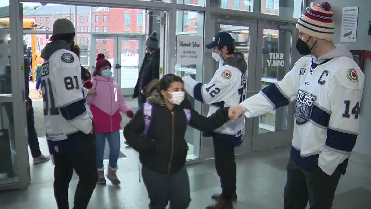 Mass. 4th graders get unique out-of-classroom experience at hockey rink