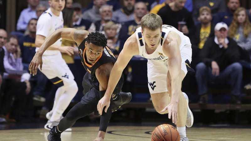 Huggins ties Smith at 879 as No. 17 WVU beats Oklahoma State