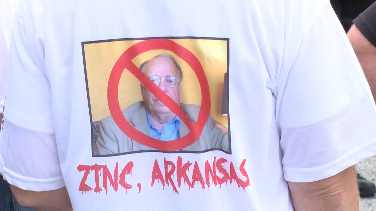 NWA group protests in KKK leader's hometown of Zinc, Arkansas