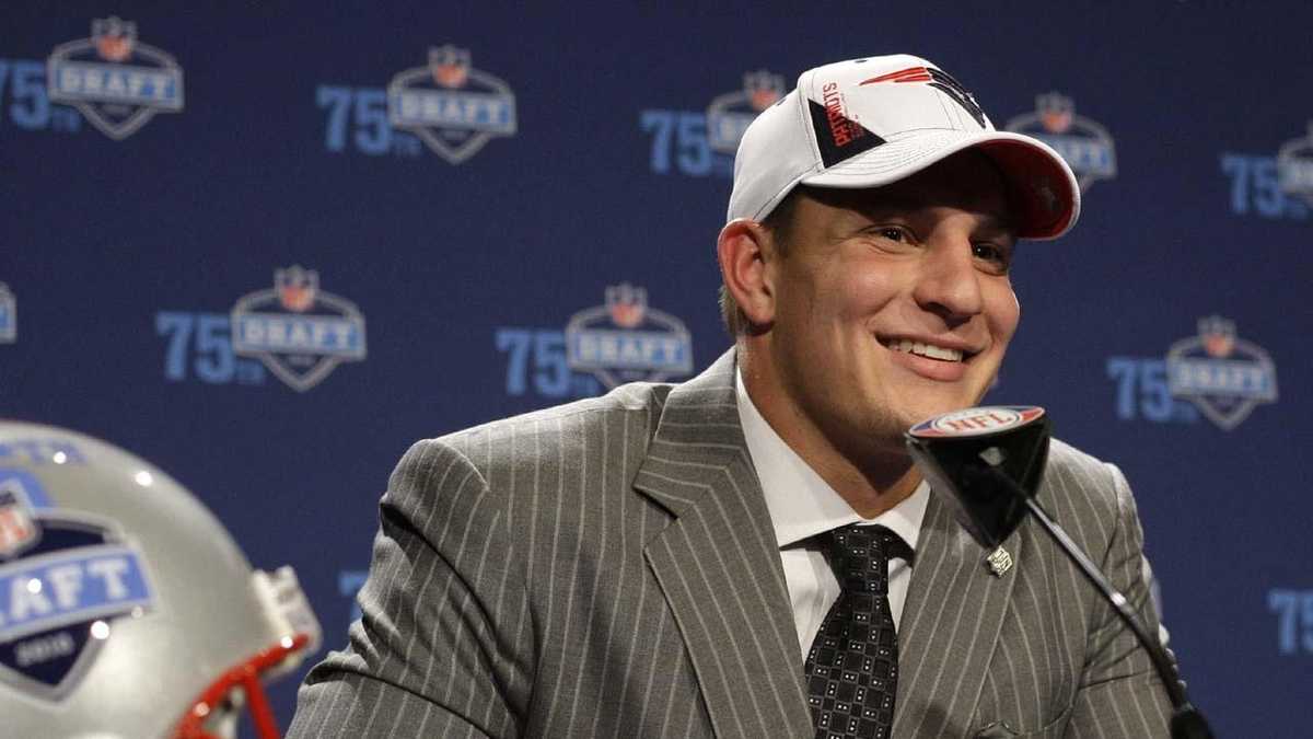 Rob Gronkowski to sign one-day contract to retire a Patriot for life