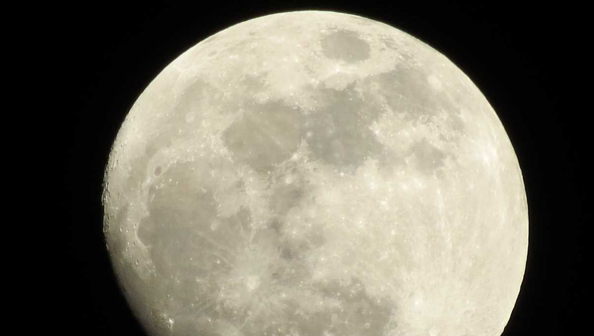 Last full moon becomes visible over Christmas