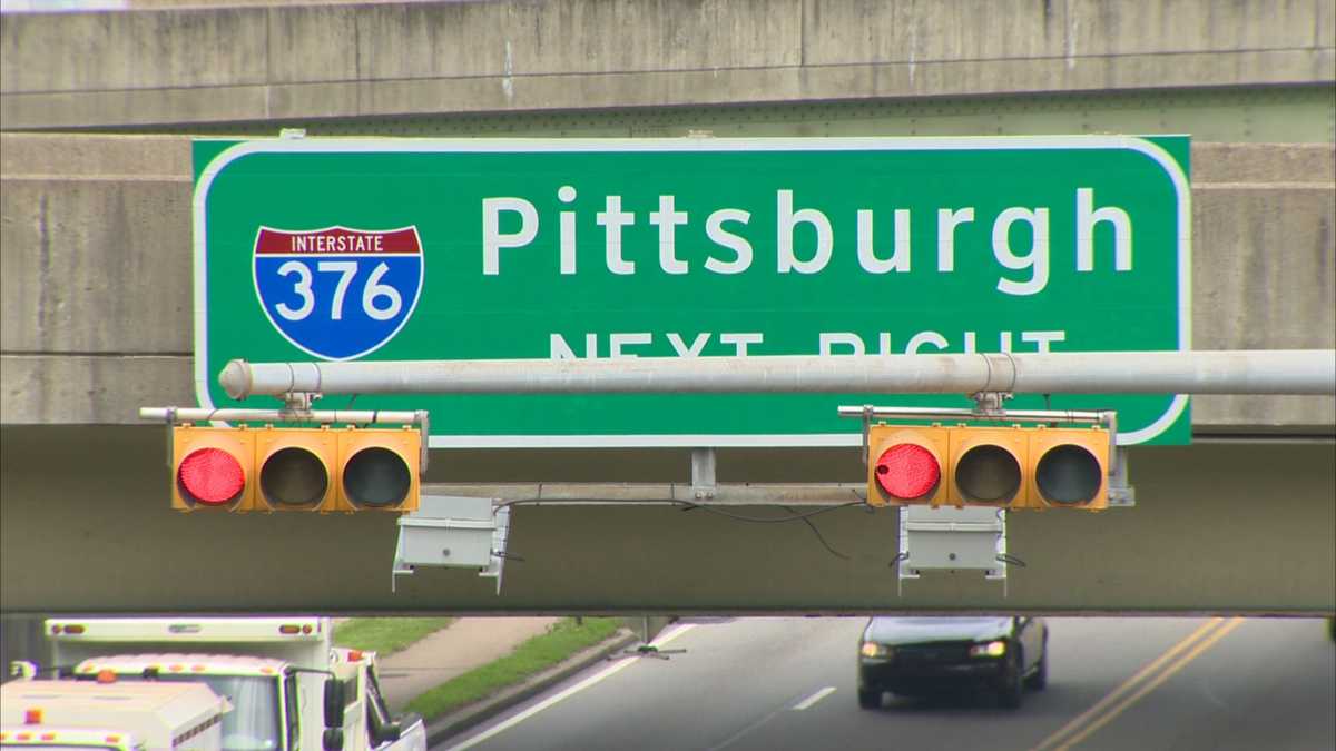 I-376 multi-vehicle crash hospitalizes one, restricts lane