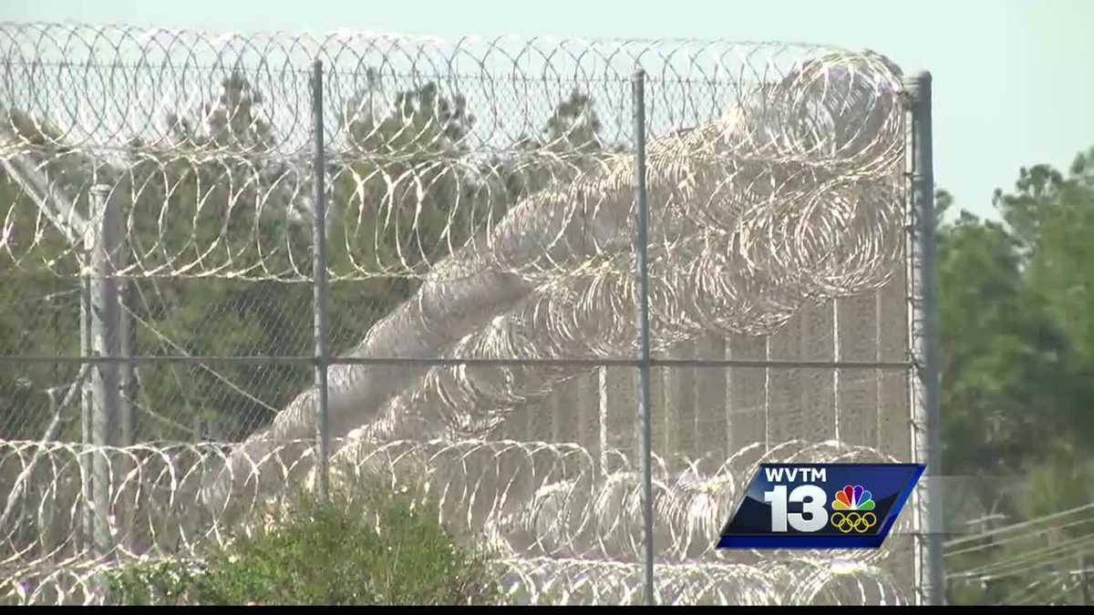 2 arrested on contraband charges at Alabama prison