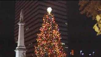 Holiday season kicks off in SC with State House tree lighting