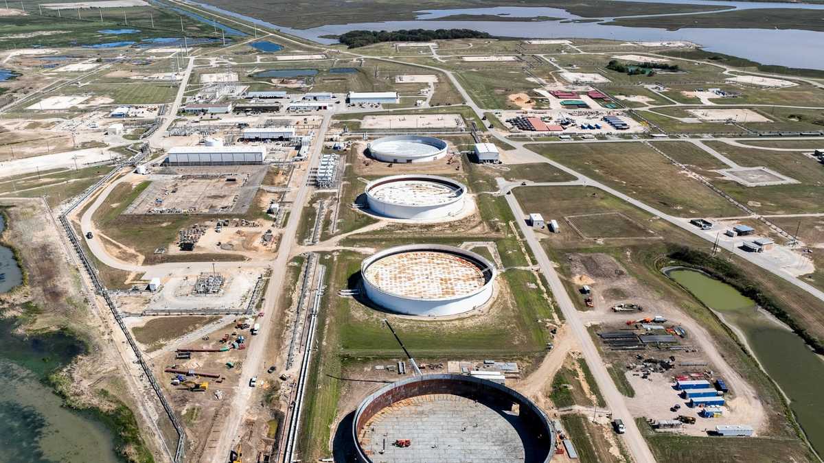 Emergency oil reserve nears 40-year low as experts warn gas prices ...