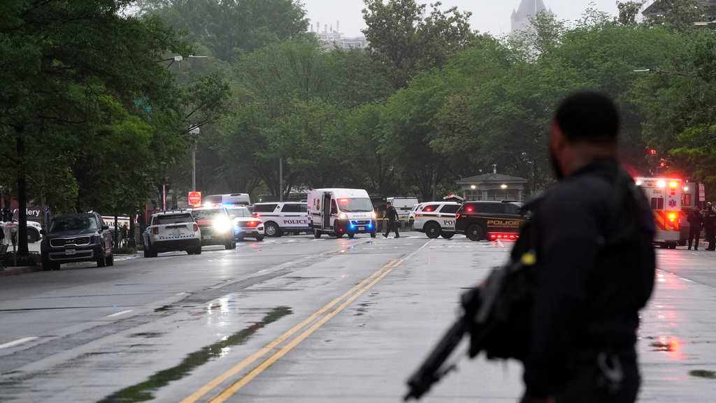Suspect dead after opening fire near White House
