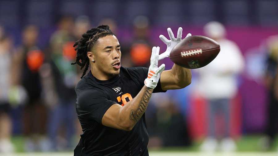 Philadelphia Eagles trade up with the Dallas Cowboys to select wide ...