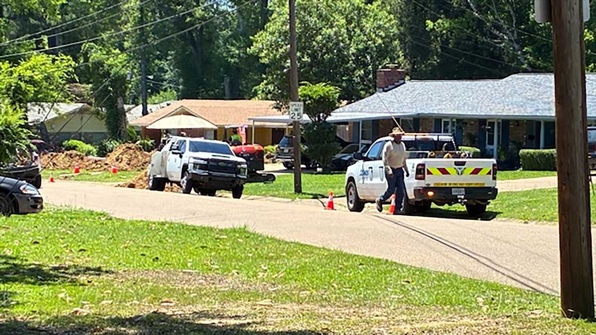 Construction crew hits gas line in Jackson neighborhood