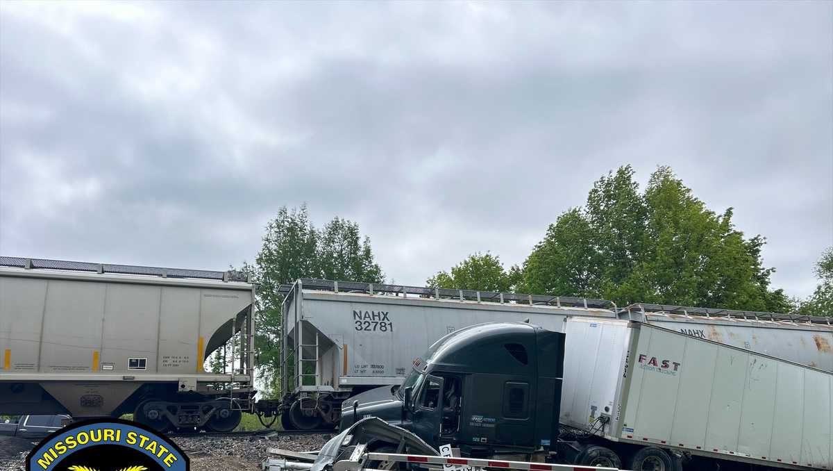 Train crashes into semitruck in Cass County