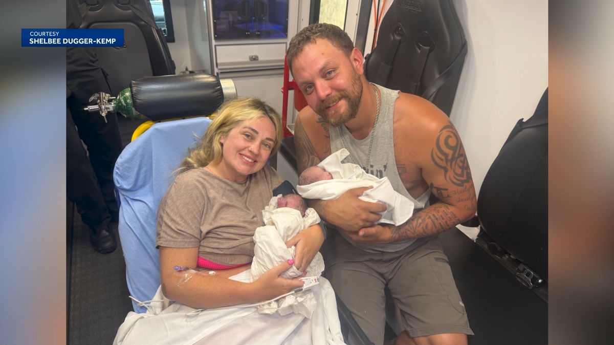 Texas mom delivers twins on Oklahoma highway