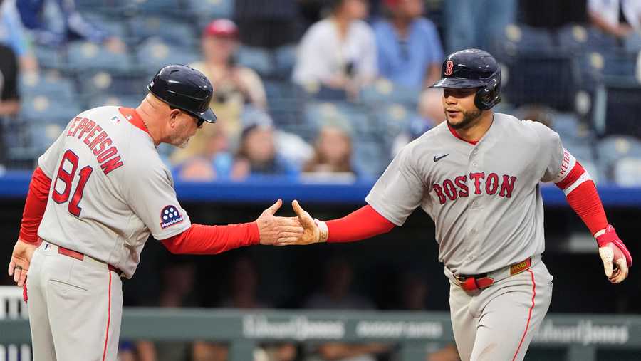 Red Sox beat Royals 3-1 behind Willson Contreras' homer and Sonny Gray ...