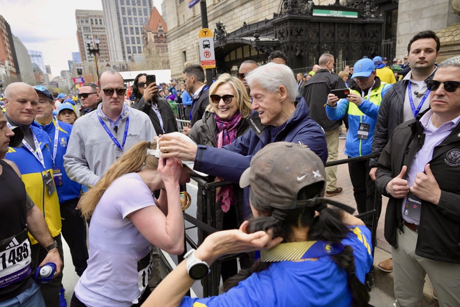 Chelsea Clinton hugs her parents after finishing Boston Marathon