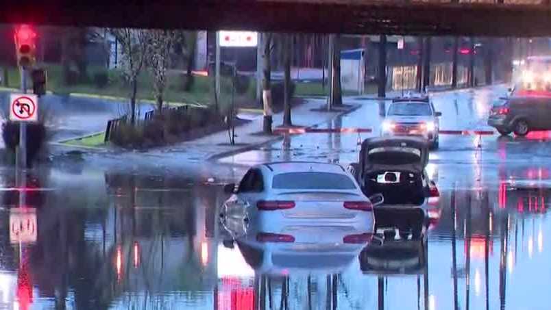 Heavy flooding submerges Milwaukee roads and stalls vehicles