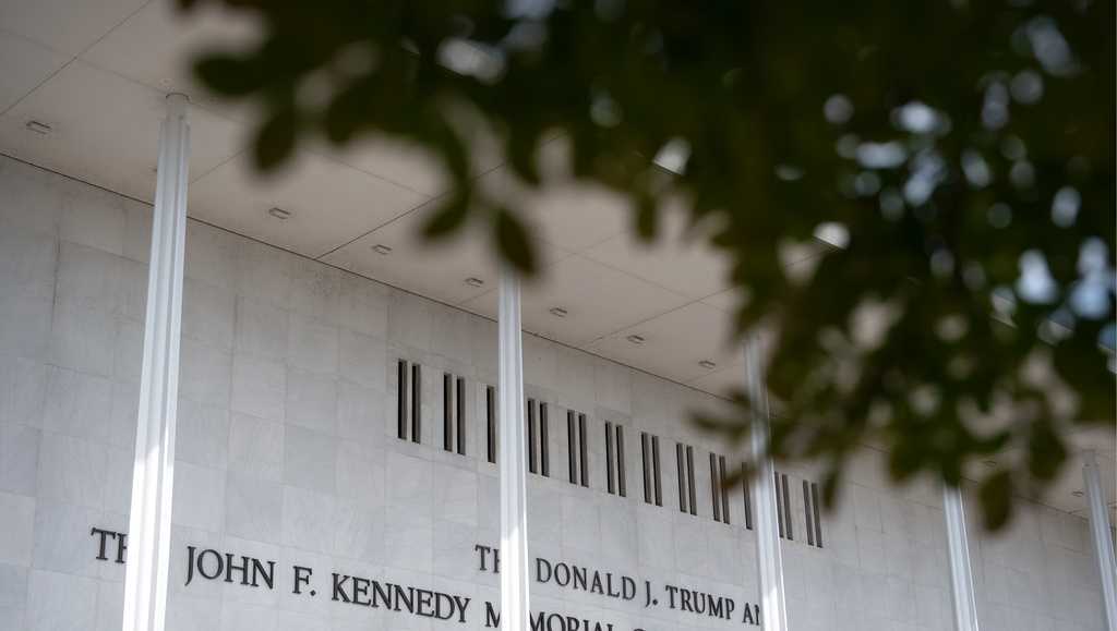 Does this video show workers removing Trump’s name from the Kennedy Center?