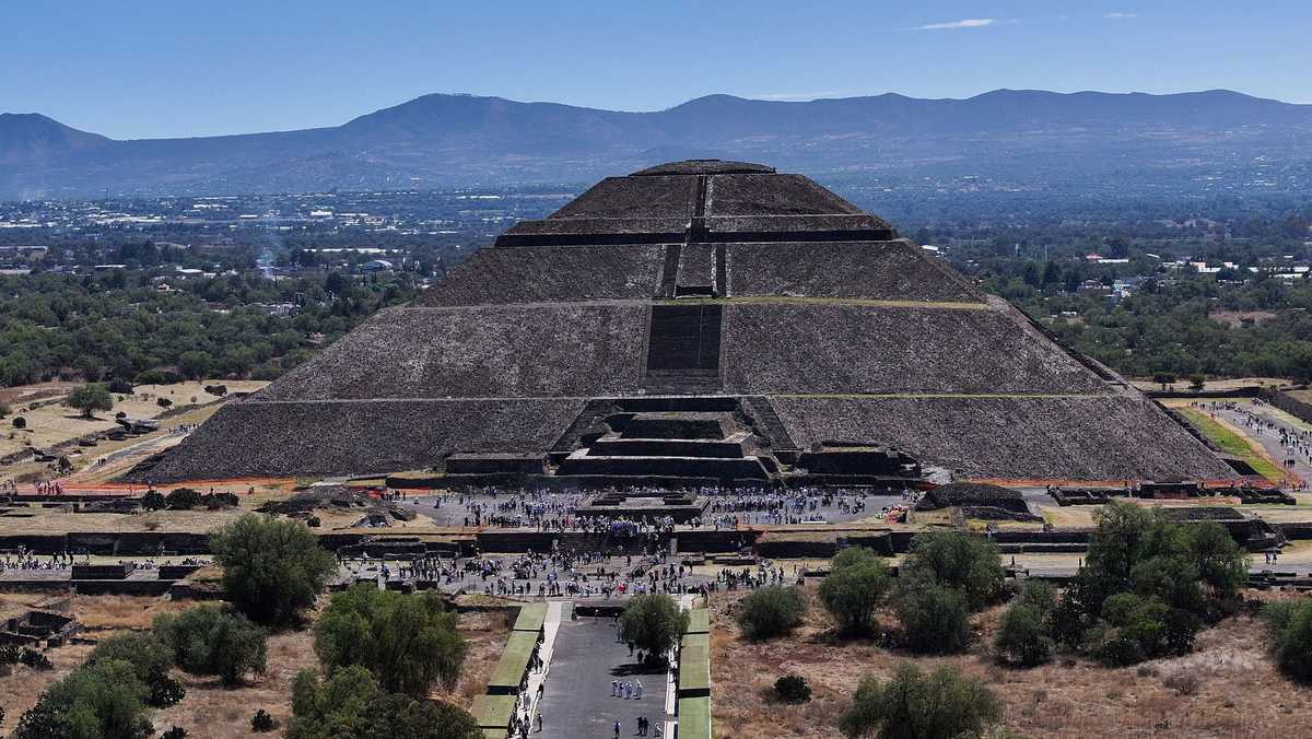 Shooting at pyramids leaves 1 tourist dead, injures 6 Americans