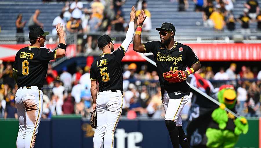 Henry Davis slugs late go-ahead homer as Pirates send Cubs to a 9th ...