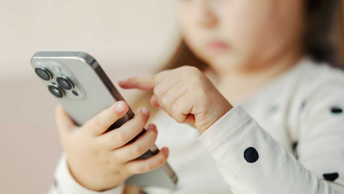 New advisory: Screen time risks for kids and teens