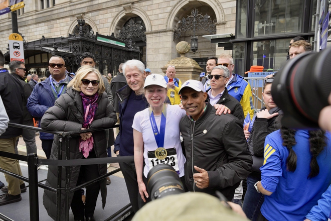 Chelsea Clinton hugs her parents after finishing Boston Marathon