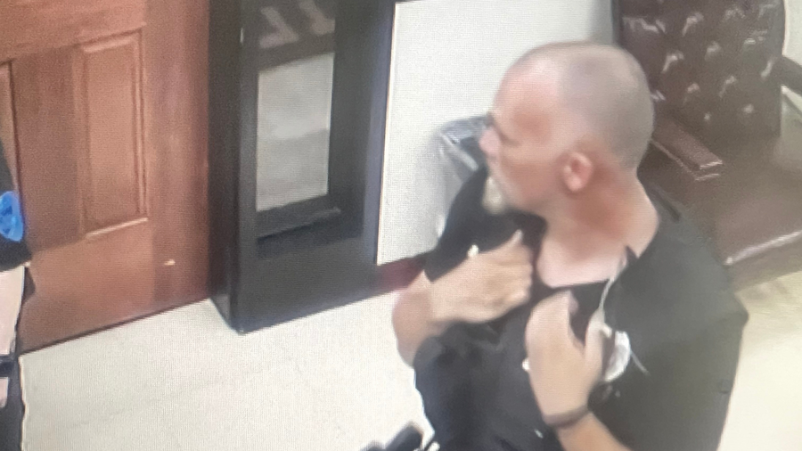 Photos show Ohio police chief claiming to be with ICE visiting schools