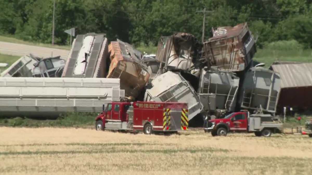 Iowa train derailment: Emergency crews respond to scene of crash