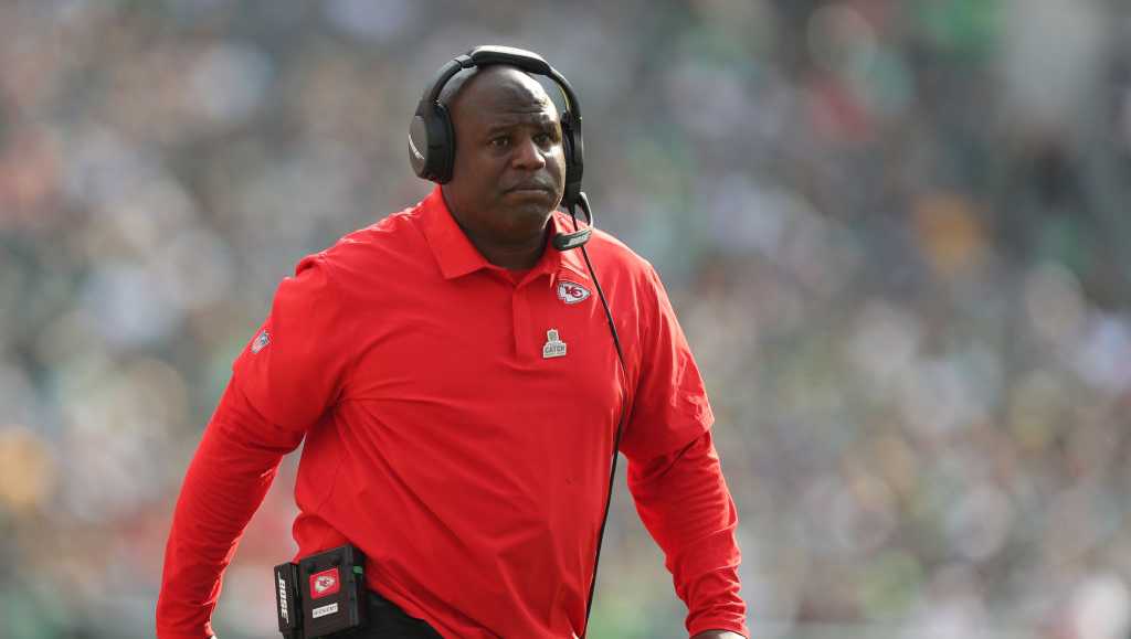Chiefs Coordinator Eric Bieniemy Returns To Training Camp Wlwt