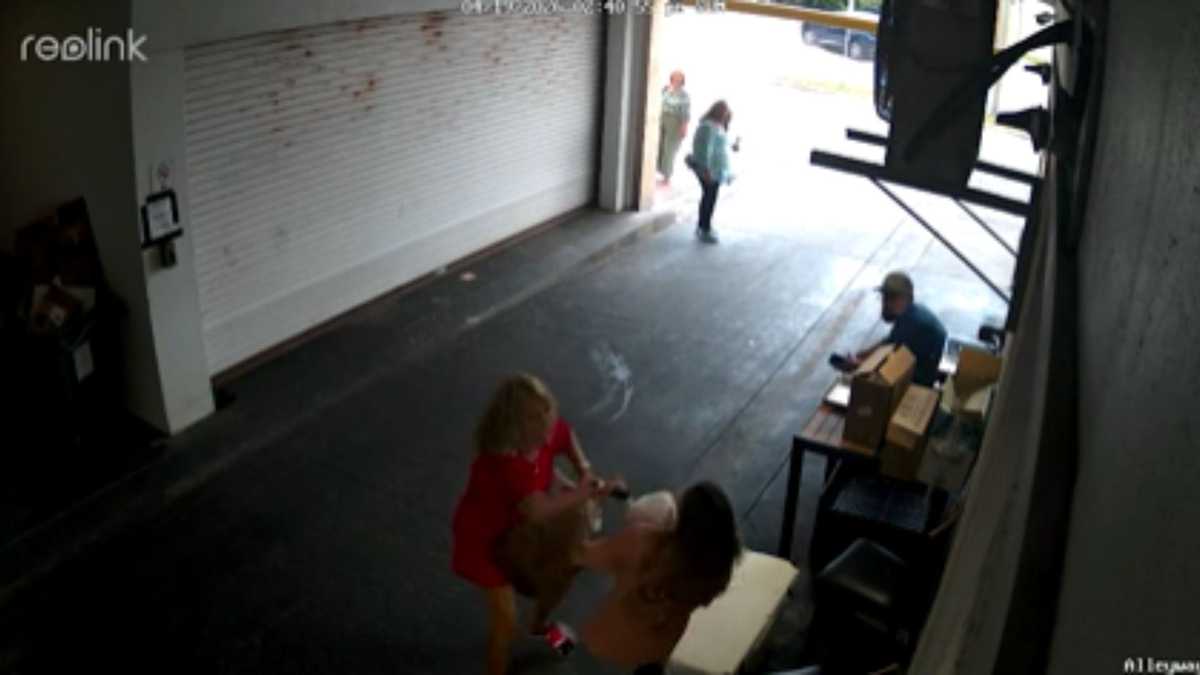 Viral video shows customer hitting restaurant employee with to-go box ...