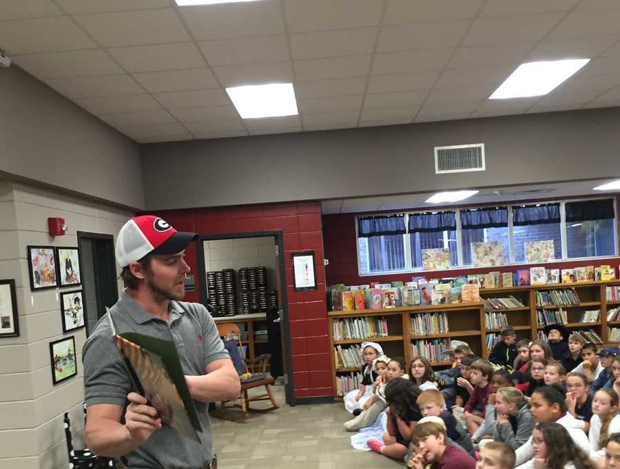 Josh Reddick reads to elementary kids