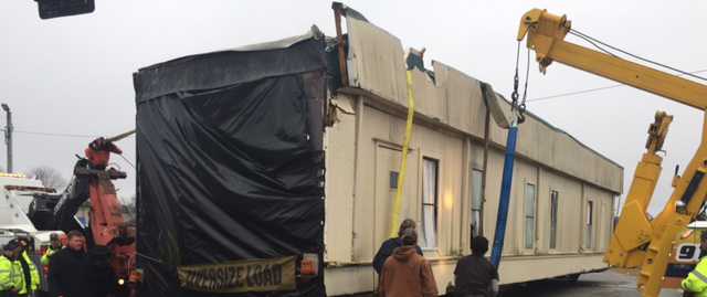 Mobile home accident closes Veterans Memorial Parkway